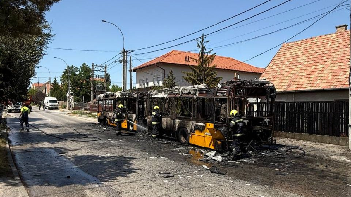 Akkora lánggal égett a Volán Volvo-csuklósa, hogy a megálló és a ...